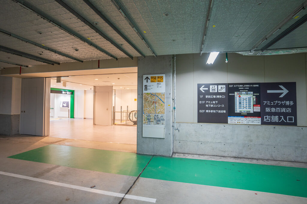 KITTE博多・JR博多シティ駐車場の入り方と駐車場のエレベーターホール