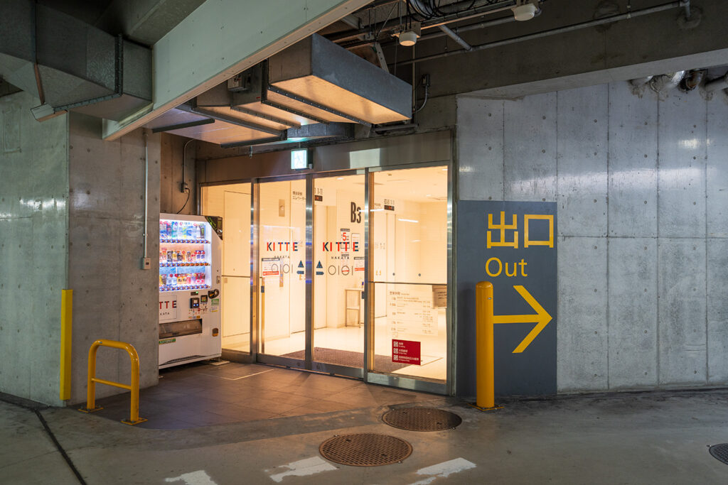KITTE博多・JR博多シティ駐車場の入り方と駐車場のエレベーターホール